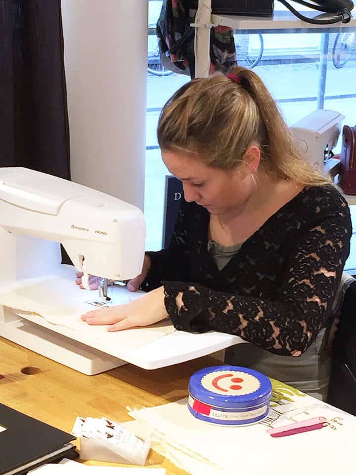 Sykunstner Harriet Riddell i Stof2000 butikkerne i Danmark - Skaberlyst